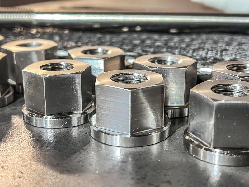 Td5 Uprated Cylinder Head Stud & Nut Kit